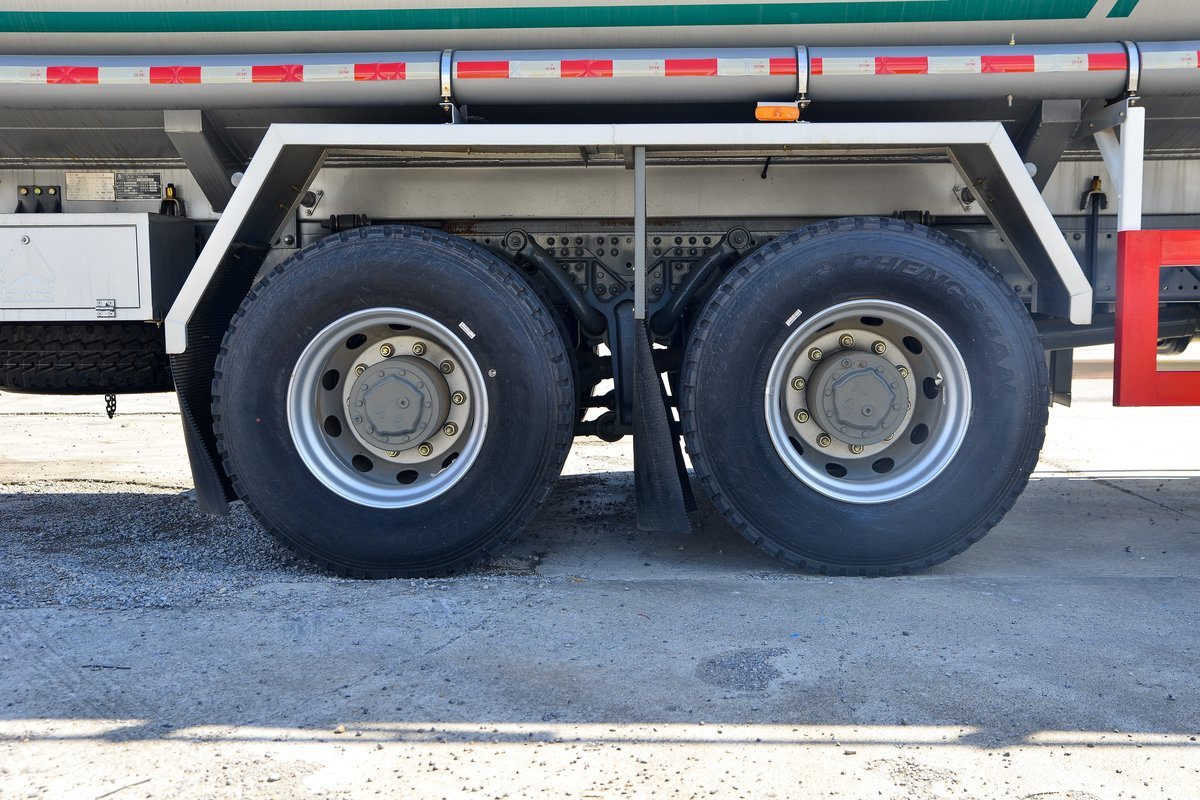 【图】中国重汽 HOWO TX 350马力 6X4 运油车(绿叶牌)(JYJ5267GYYF2)_实拍图片_1740822_卡车之家