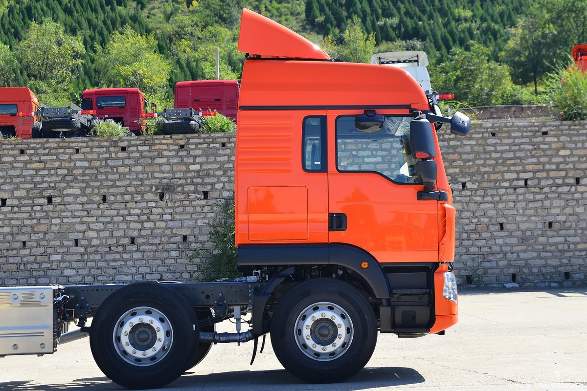 【图】中国重汽 HOWO TX 350马力 6X2 7.8米厢式载货车(ZZ5257XXYN56CGF1)_实拍图片_1741739_卡车之家