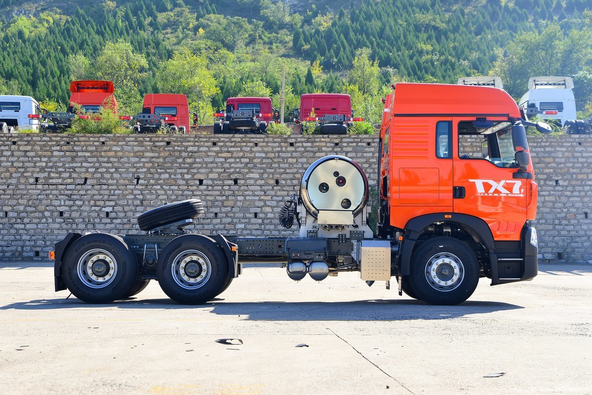 【图】中国重汽 HOWO TX7重卡 480马力 6X4 LNG牵引车(ZZ4257V384HF1LB1)_实拍图片_1742200_卡车之家