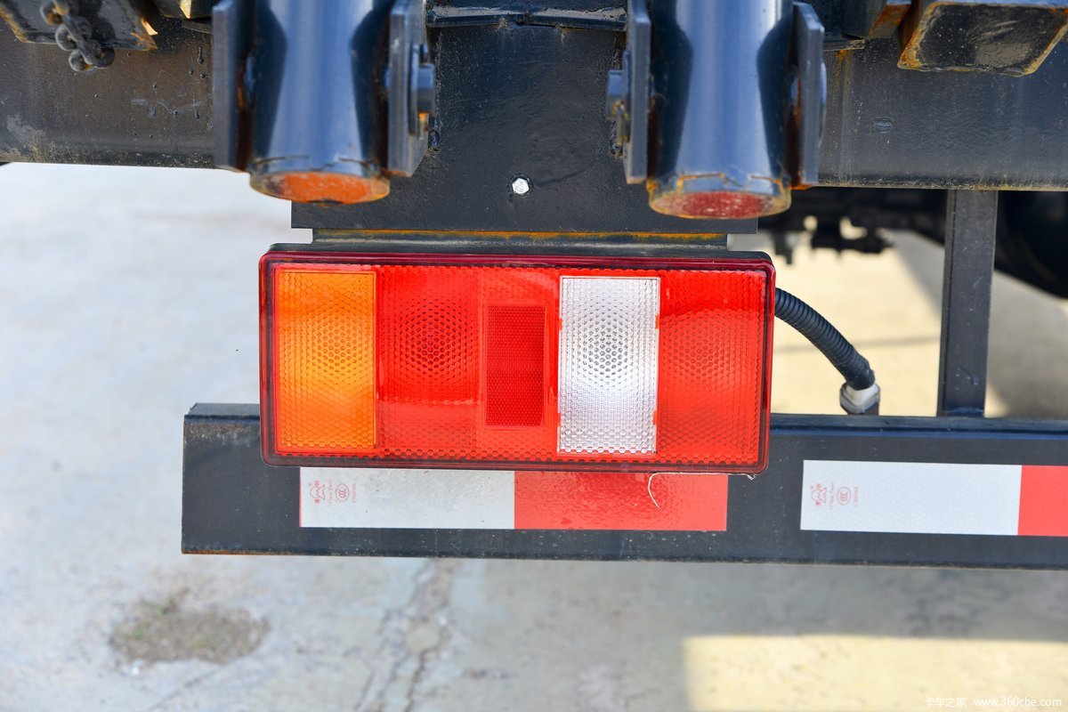 【图】中国重汽HOWO 悍将 140马力 4X2 平板运输车(国六)(ZZ5047TPBH3315F145H)_实拍图片_1743040_卡车之家