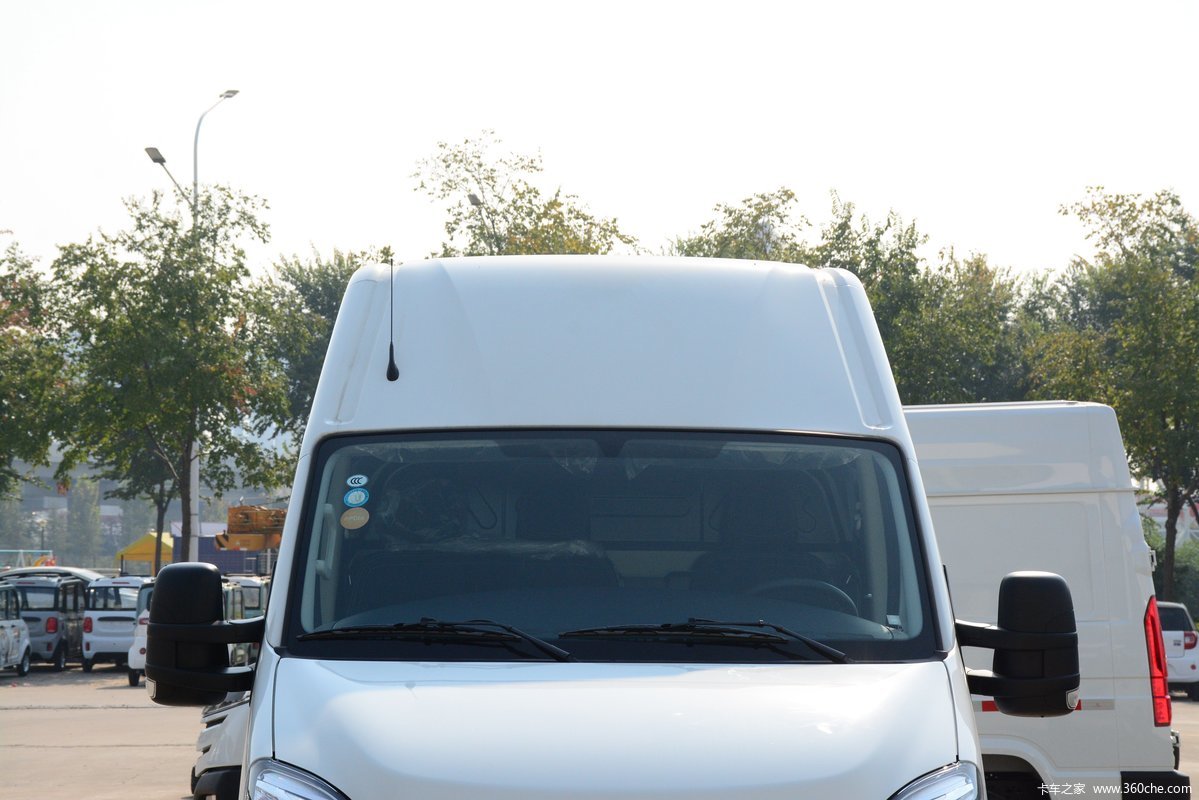 【图】南京依维柯 欧胜 145马力 2.0T 2座 长轴高顶封闭货车(国六)_实拍图片_1760626_卡车之家