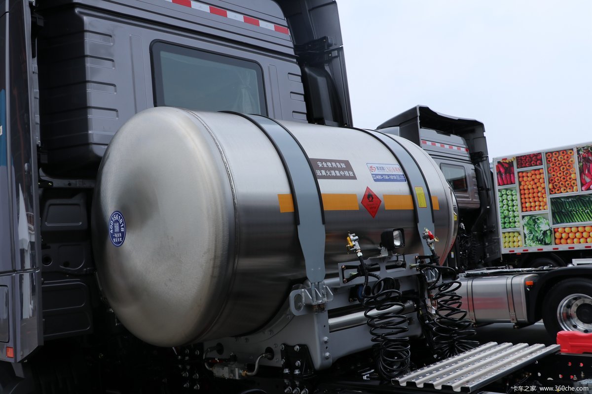 【图】福田 欧曼EST 北方版 570马力 6X4 LNG自动档牵引车(BJ4259L6DLL-05)_实拍图片_1763876_卡车之家