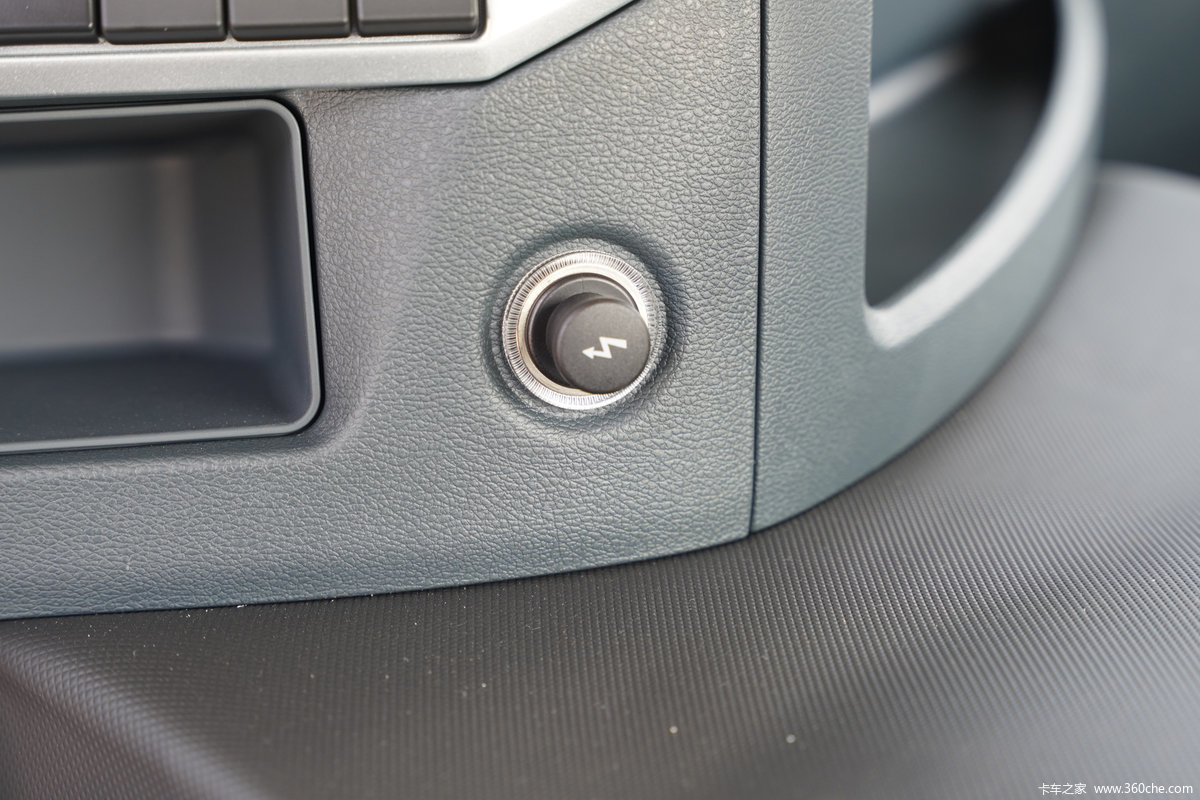 【图】东风柳汽 乘龙H5 500马力 6X4 LNG牵引车(LZ4250H7DM1)_实拍图片_1764651_卡车之家