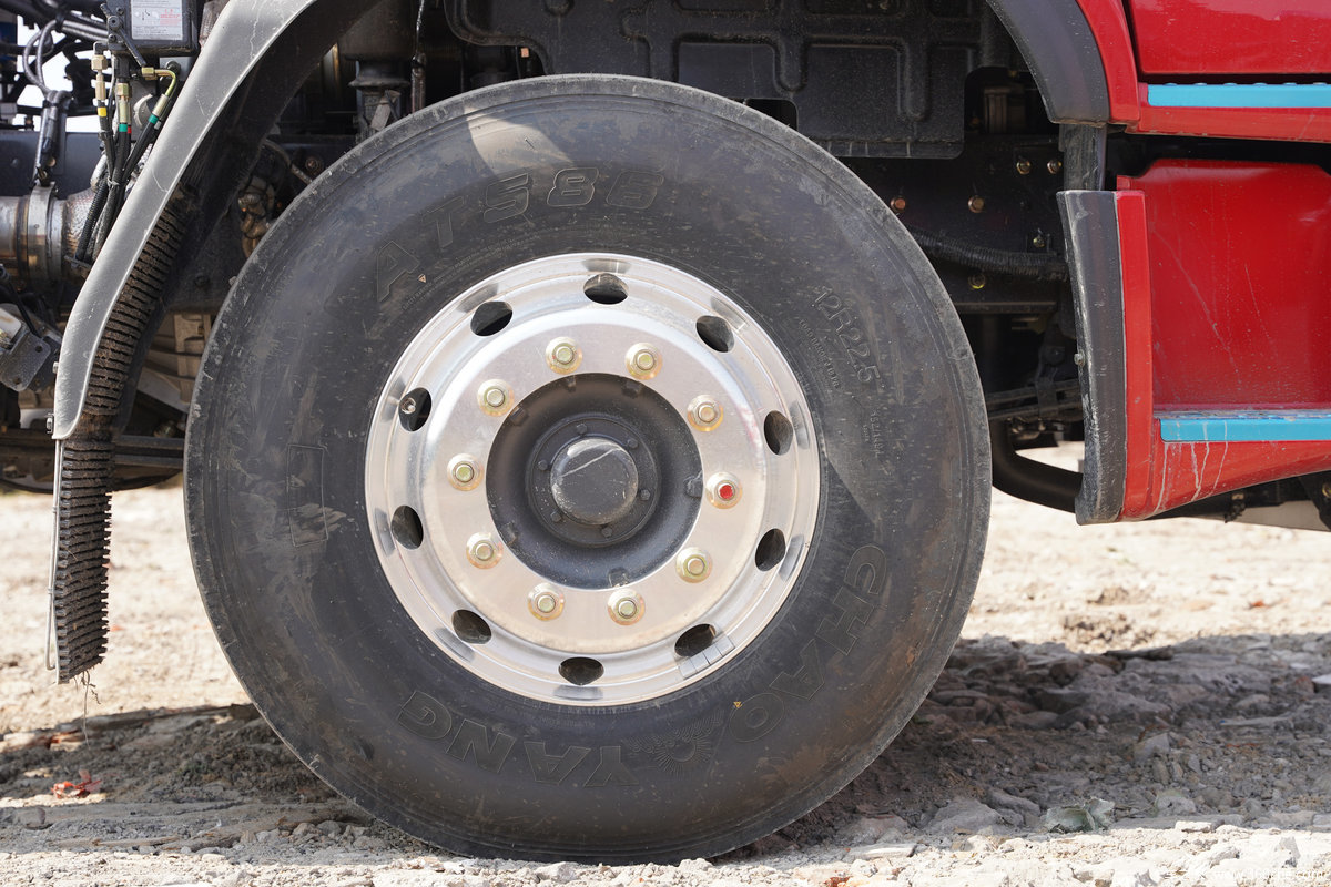 【图】东风柳汽 乘龙H5 500马力 6X4 LNG牵引车(LZ4250H7DM1)_实拍图片_1764695_卡车之家