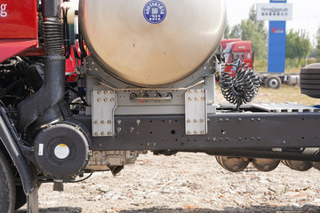 【图】东风柳汽 乘龙H5 500马力 6X4 LNG牵引车(LZ4250H7DM1)_实拍图片_1764752_卡车之家