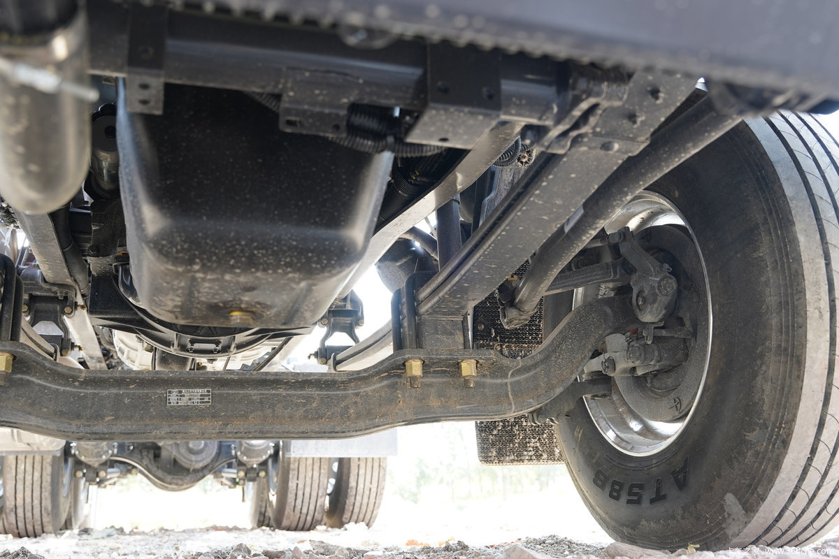 【图】东风柳汽 乘龙H5 500马力 6X4 LNG牵引车(LZ4250H7DM1)_实拍图片_1764752_卡车之家