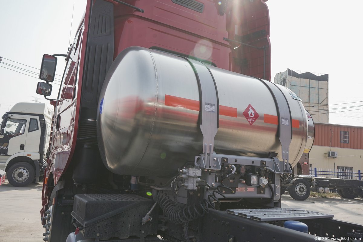 【图】一汽解放 J6V重卡 精英版 530马力 6X4 LNG自动档牵引车(液缓)(CA4250P66M25T1E6)_实拍图片 ...