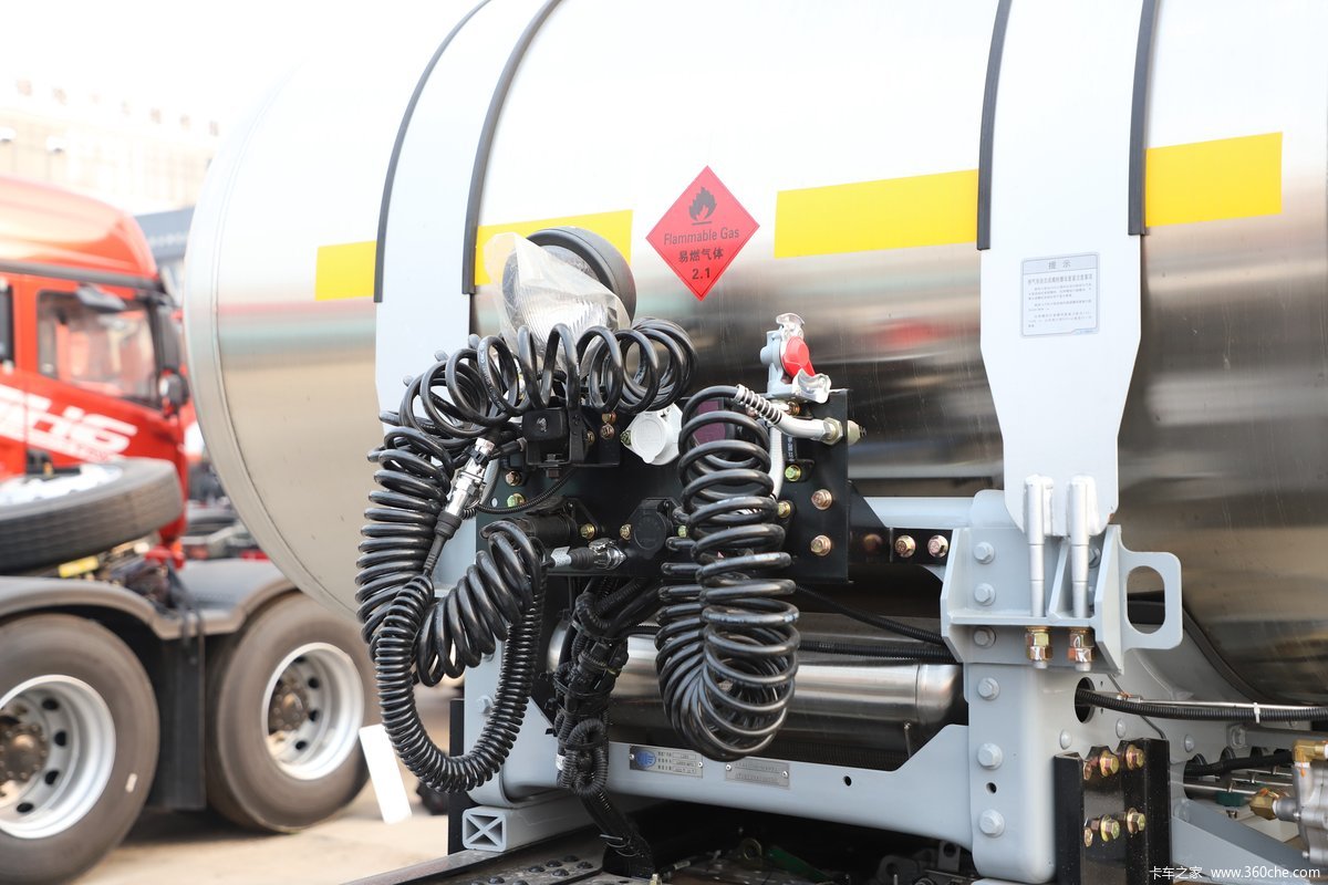 【图】青岛解放 JH6重卡 领航版 530马力 6X4 LNG自动档牵引车(CA4250P25K8T1NE6A80)_实拍图片_1778243_卡车之家