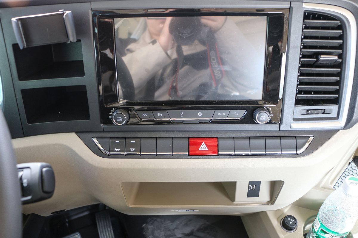 【图】陕汽重卡 德龙X3000 经典版 480马力 6X4 LNG牵引车(SX4259XD4TLQ1)_实拍图片_1779113_卡车之家