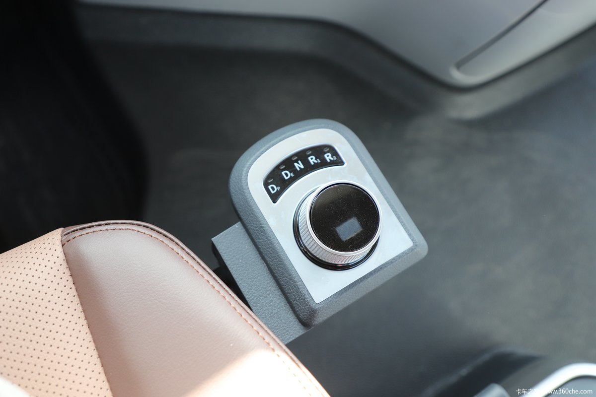 【图】东风商用车 天龙旗舰KX 王者版 530马力 6X4 LNG自动档牵引车(液缓)(DFH4250D13)_实拍图片_1779762_卡车之家