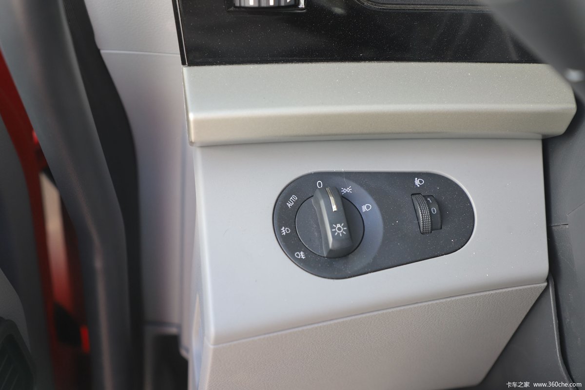 【图】东风商用车 天龙旗舰KX 王者版 530马力 6X4 LNG自动档牵引车(液缓)(DFH4250D13)_实拍图片_1779762_卡车之家