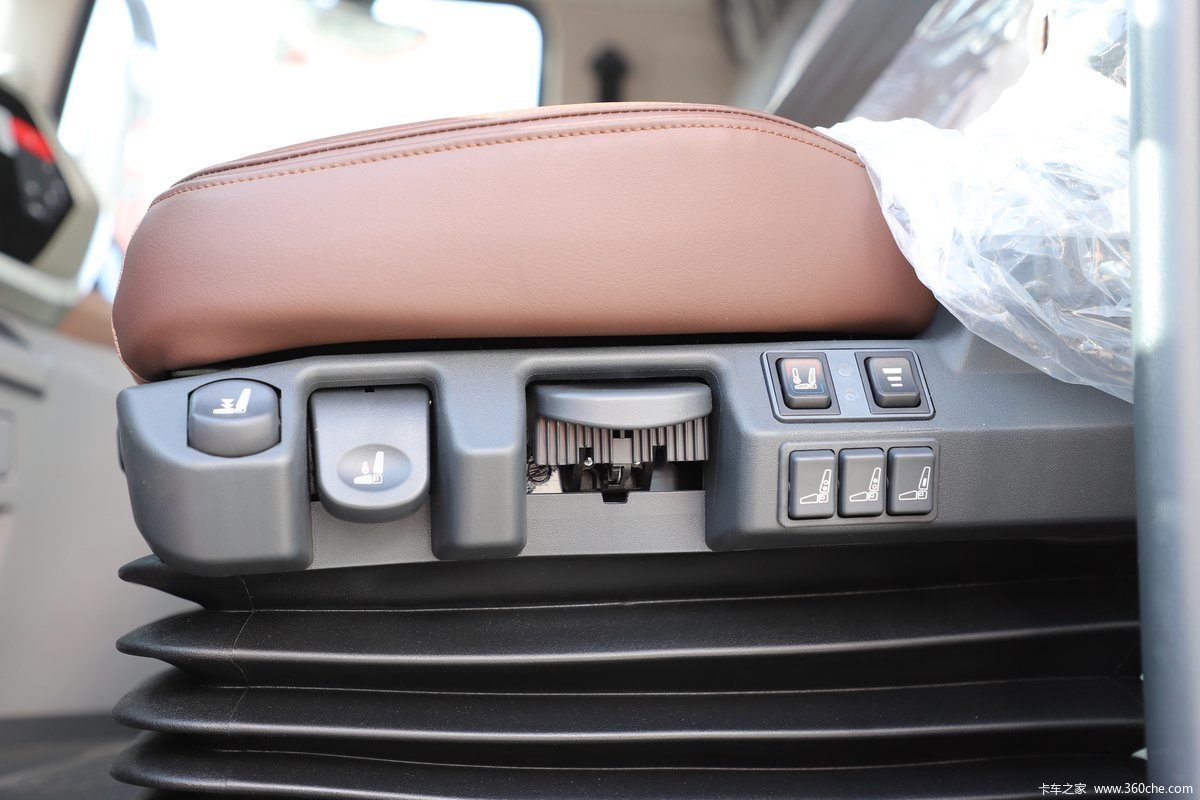 【图】东风商用车 天龙旗舰KX 王者版 530马力 6X4 LNG自动档牵引车(液缓)(DFH4250D13)_实拍图片_1779762_卡车之家