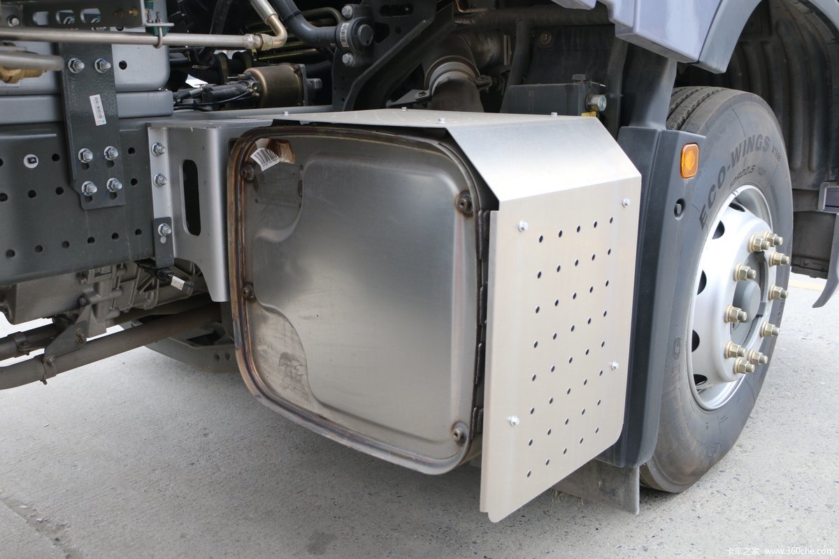 【图】中国重汽HOWO Max重卡 轻奢版 480马力 6X4 LNG牵引车(ZZ4257V424KF1L)_实拍图片_1781902_卡车之家