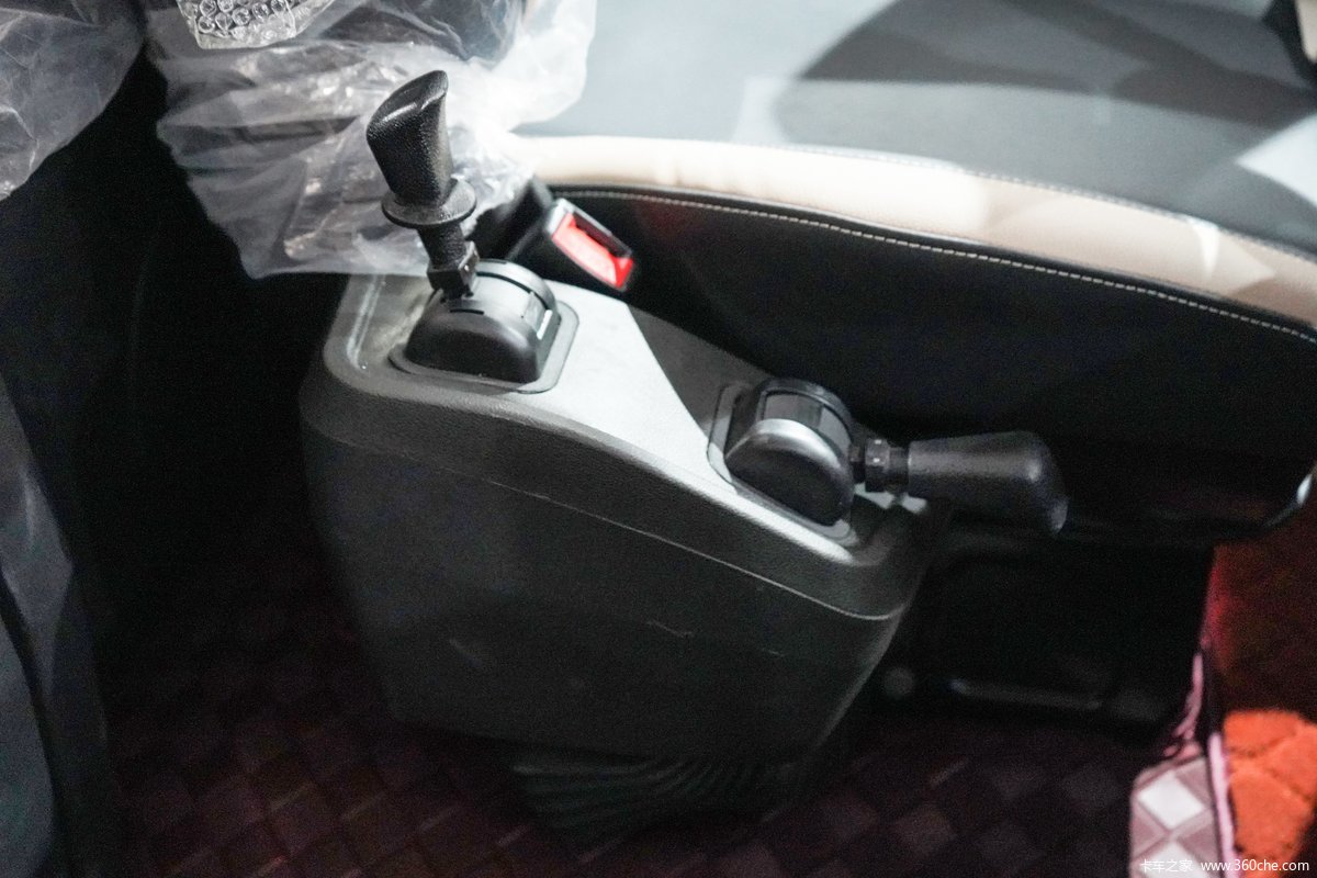 【图】陕汽重卡 德龙X6000 旗舰版 700马力 6X4 LNG自动档牵引车(液缓)(SX4259GE4TLQ5)_实拍图片_1782300 ...