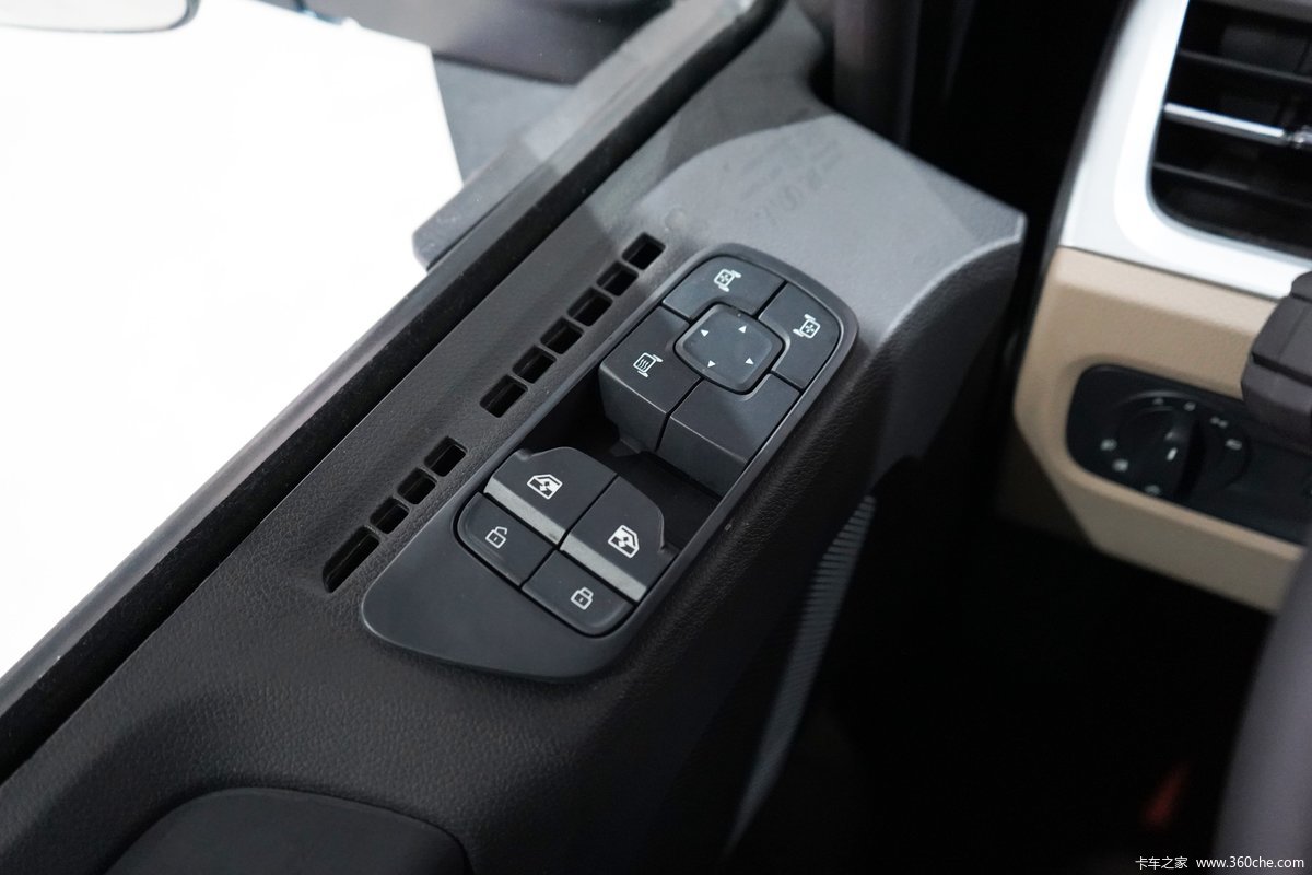 【图】陕汽重卡 德龙X6000 旗舰版 700马力 6X4 LNG自动档牵引车(液缓)(SX4259GE4TLQ5)_实拍图片_1782300 ...