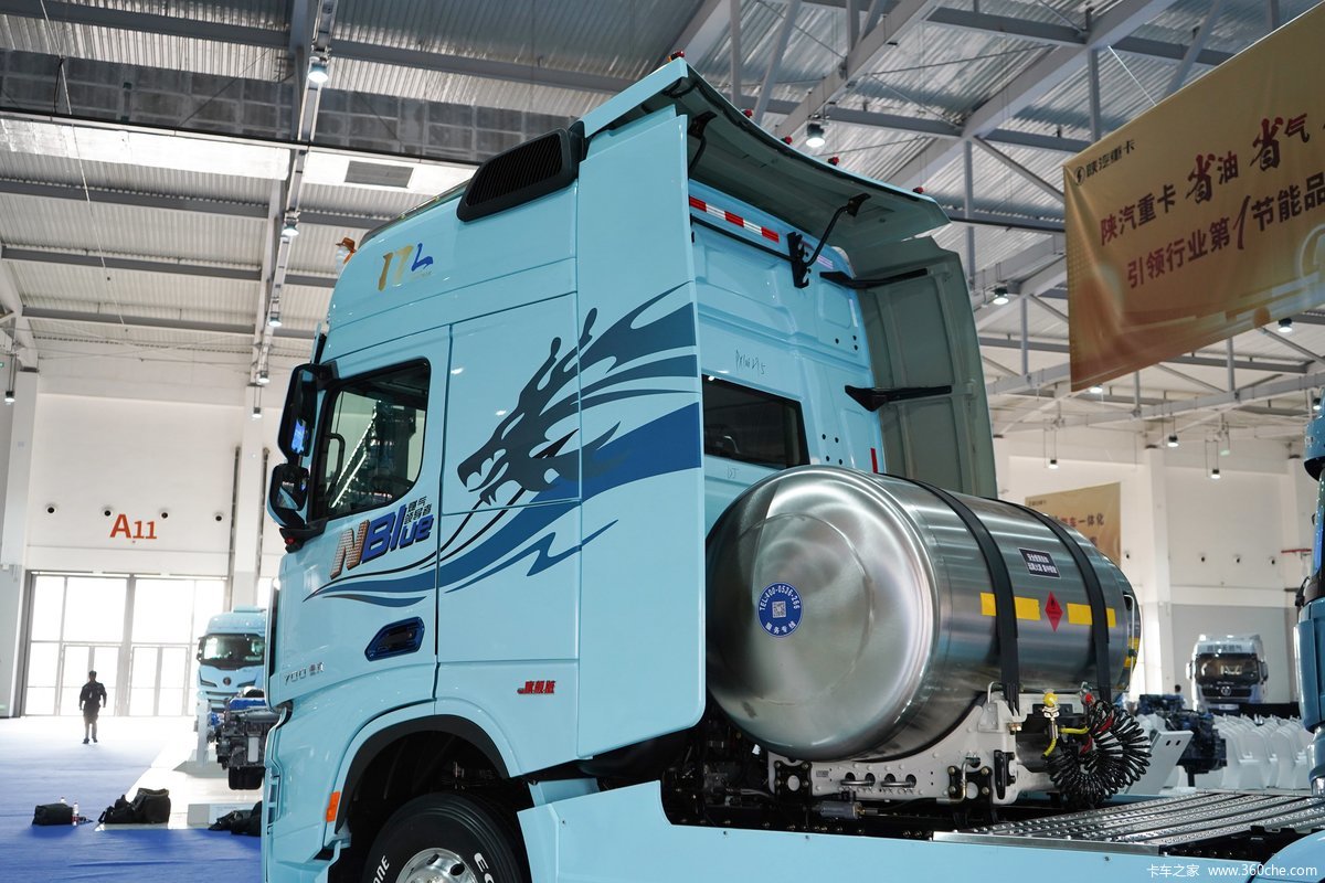 【图】陕汽重卡 德龙X6000 旗舰版 700马力 6X4 LNG自动档牵引车(液缓)_实拍图片_1782344_卡车之家