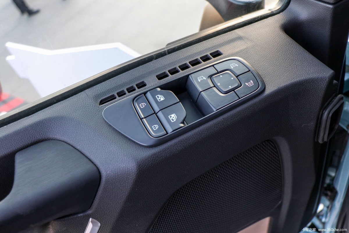 【图】陕汽重卡 德龙X6000 旗舰版 840马力 6X4 自动档牵引车(液缓)(SX4259GE4Q5)_实拍图片_1782459_卡车之家