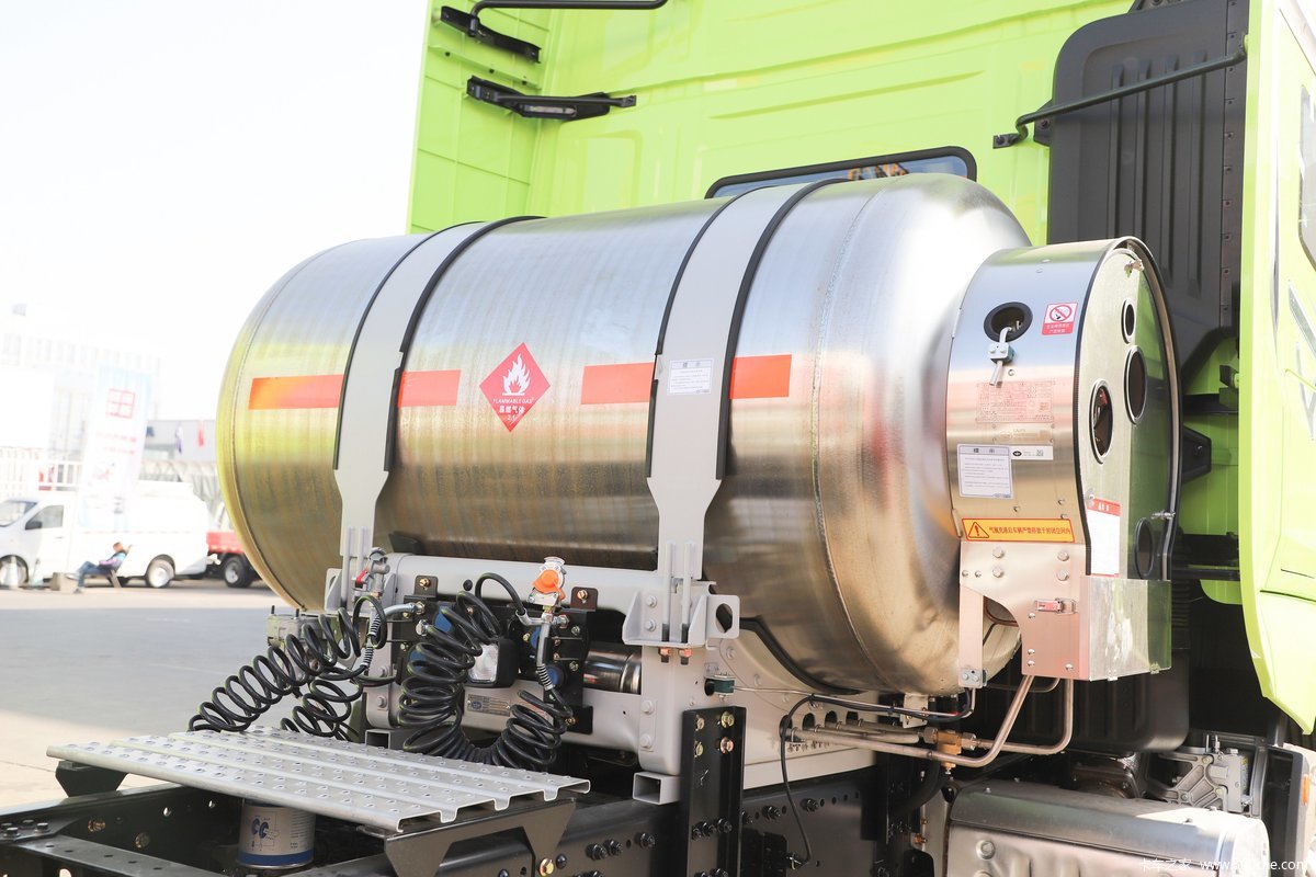 【图】一汽解放 J7重卡 经典版 530马力 6X4 LNG自动档牵引车(采埃孚12档)(液缓)(CA4250P77M26T1E6)_实拍图片_1783230_卡车之家