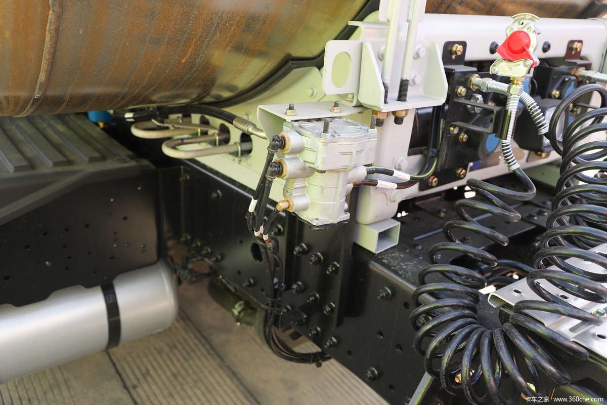 【图】一汽解放 J7重卡 经典版 530马力 6X4 LNG自动档牵引车(采埃孚12档)(液缓)(CA4250P77M26T1E6)_实拍图片_1783249_卡车之家