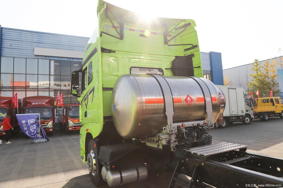 【图】一汽解放 J7重卡 经典版 530马力 6X4 LNG自动档牵引车(采埃孚12档)(液缓)(CA4250P77M26T1E6)_实拍图片_1783241_卡车之家