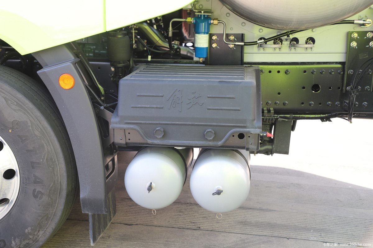 【图】一汽解放 J7重卡 经典版 530马力 6X4 LNG自动档牵引车(采埃孚12档)(液缓)(CA4250P77M26T1E6)_实拍图片_1783249_卡车之家