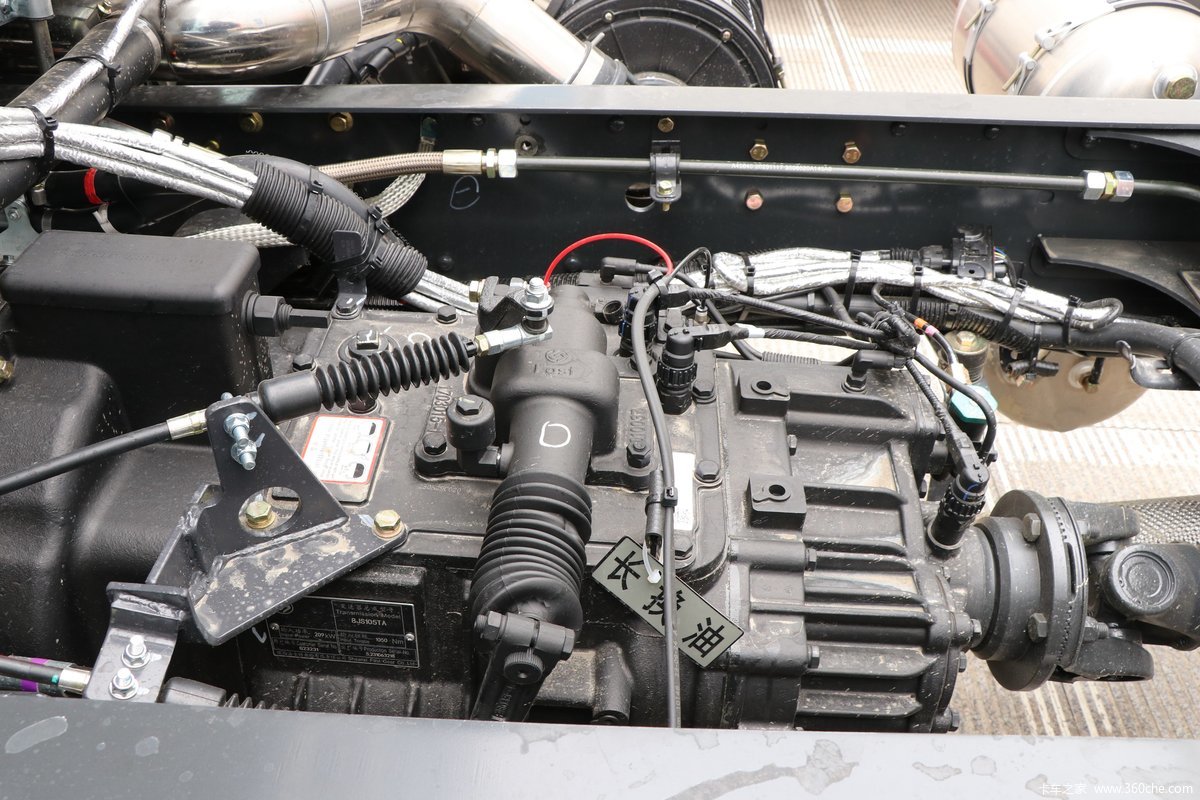 【图】东风柳汽 乘龙H5 260马力 LNG 4X2 9.7米厢式载货车(LZ5180XXYH5AM1)_实拍图片_1785899_卡车之家