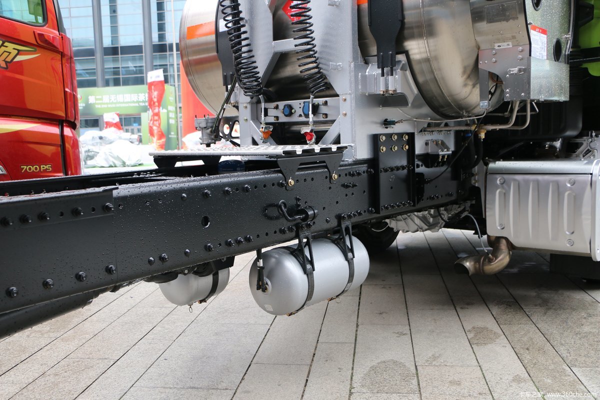 【图】一汽解放 J7重卡 经典版 530马力 4X2 LNG自动档牵引车(CA4180P77M26E6)_实拍图片_1799186_卡车之家