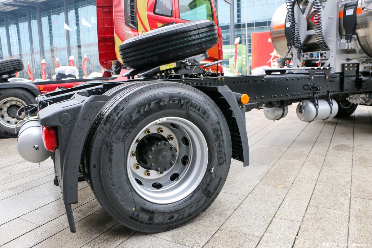 【图】一汽解放 J7重卡 经典版 530马力 4X2 LNG自动档牵引车(CA4180P77M26E6)_实拍图片_1799186_卡车之家