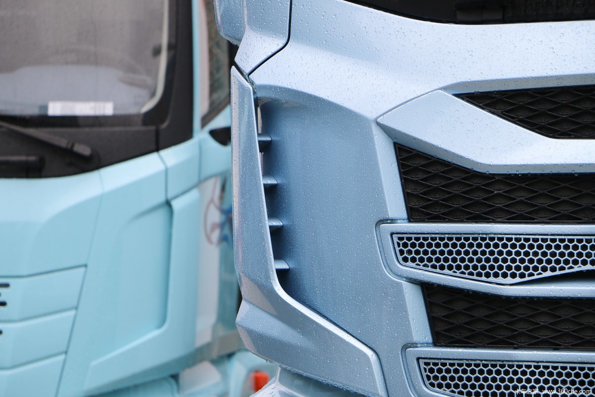 【图】青岛解放 鹰途 商务舱 620马力 8X4 9.5米AMT自动档冷藏车(液缓)(CA5320XLCP35K25L7T4E6A80)_实拍 ...