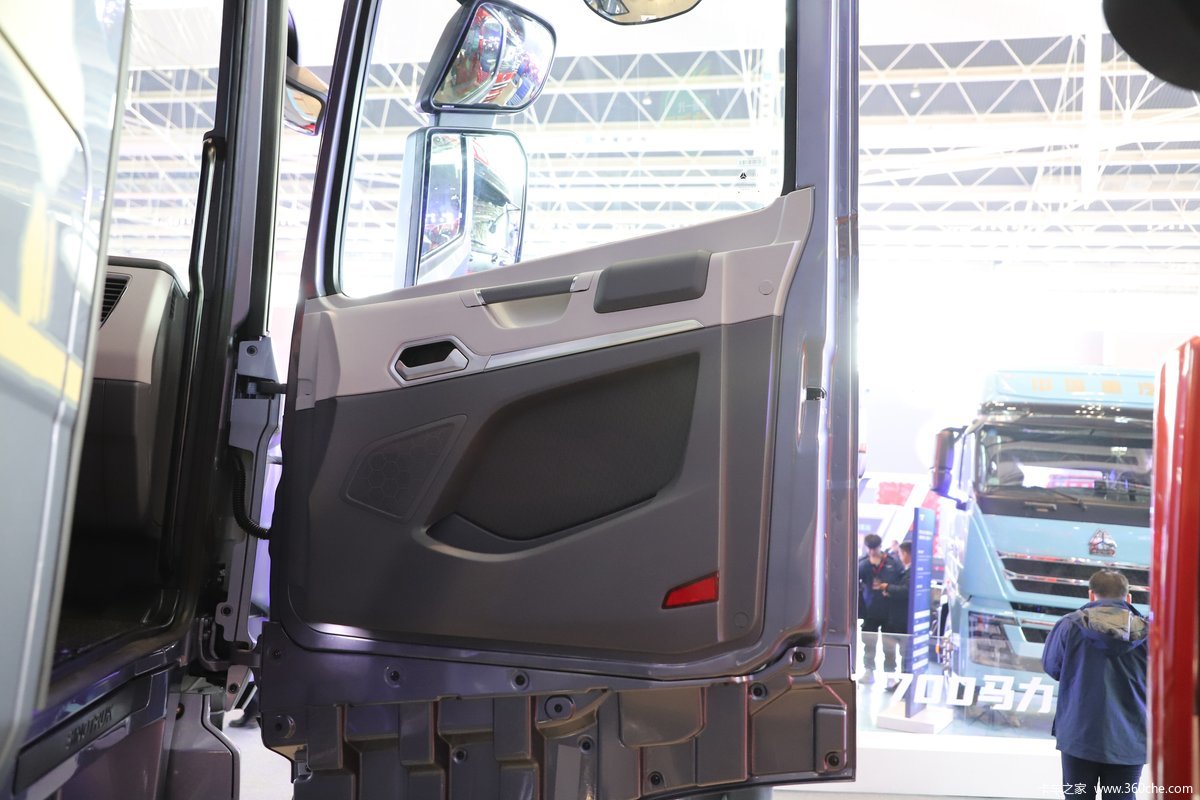 【图】中国重汽 HOWO TS7重卡 700力 6X4 LNG自动档牵引车(液缓)(ZZ4257V424KF1LT)_实拍图片_1815212 ...