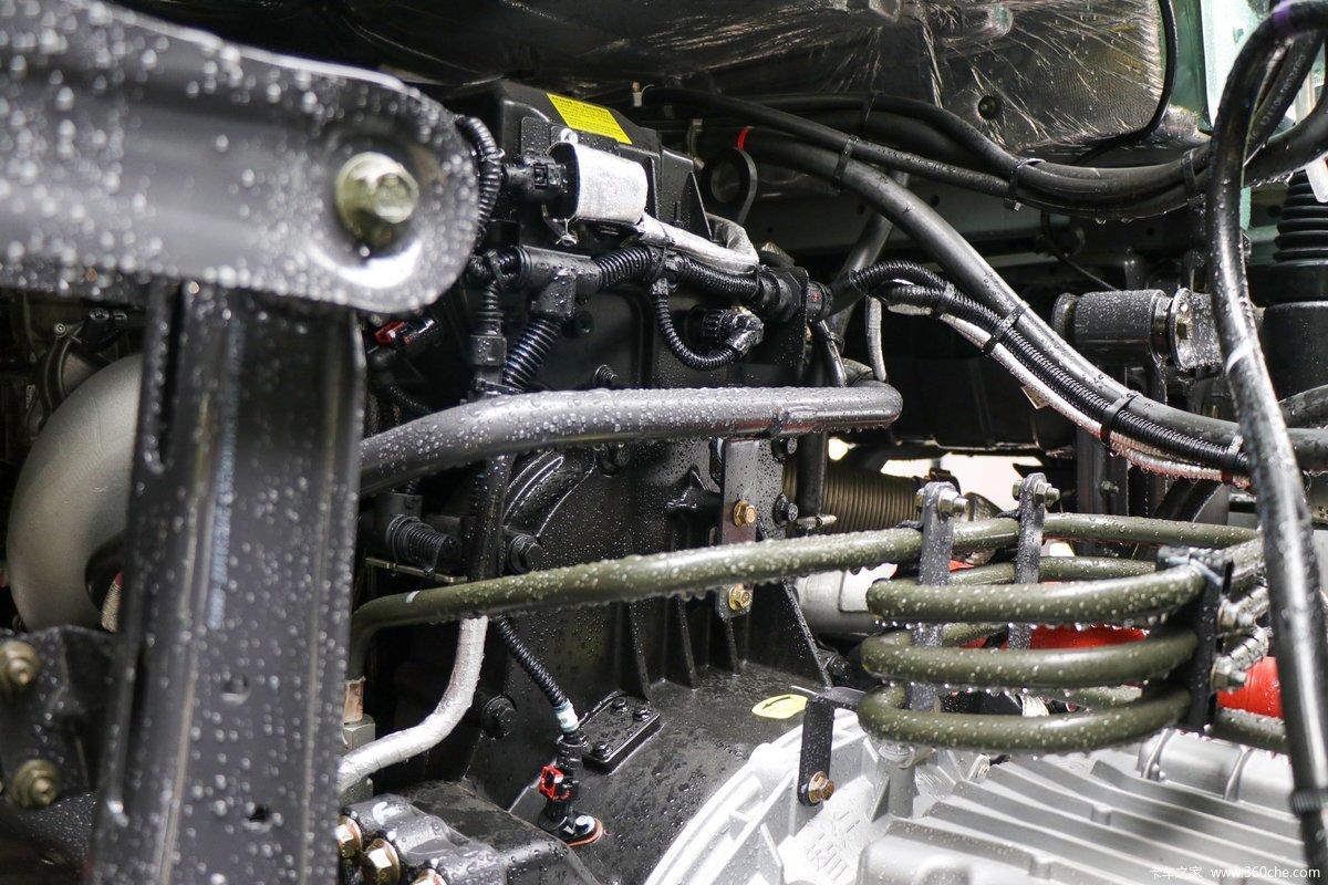 【图】东风柳汽 乘龙H5V 540马力 6X4 LNG自动档牵引车(液缓)(LZ4250H7DM1)_实拍图片_1818922_卡车之家