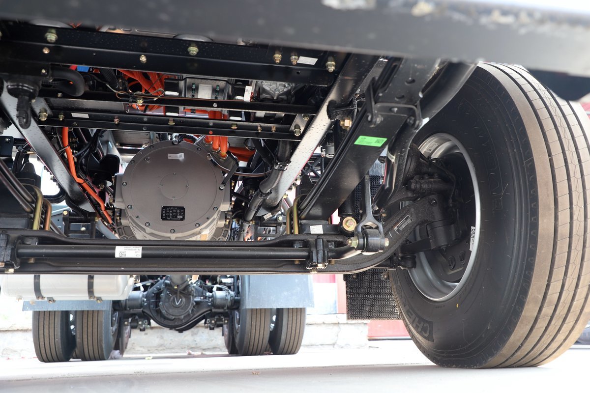 【图】一汽解放 J6L中卡 6X4 纯电动半挂牵引车(CA4250P62T1BEVA5)282kWh_实拍图片_1865519_卡车之家