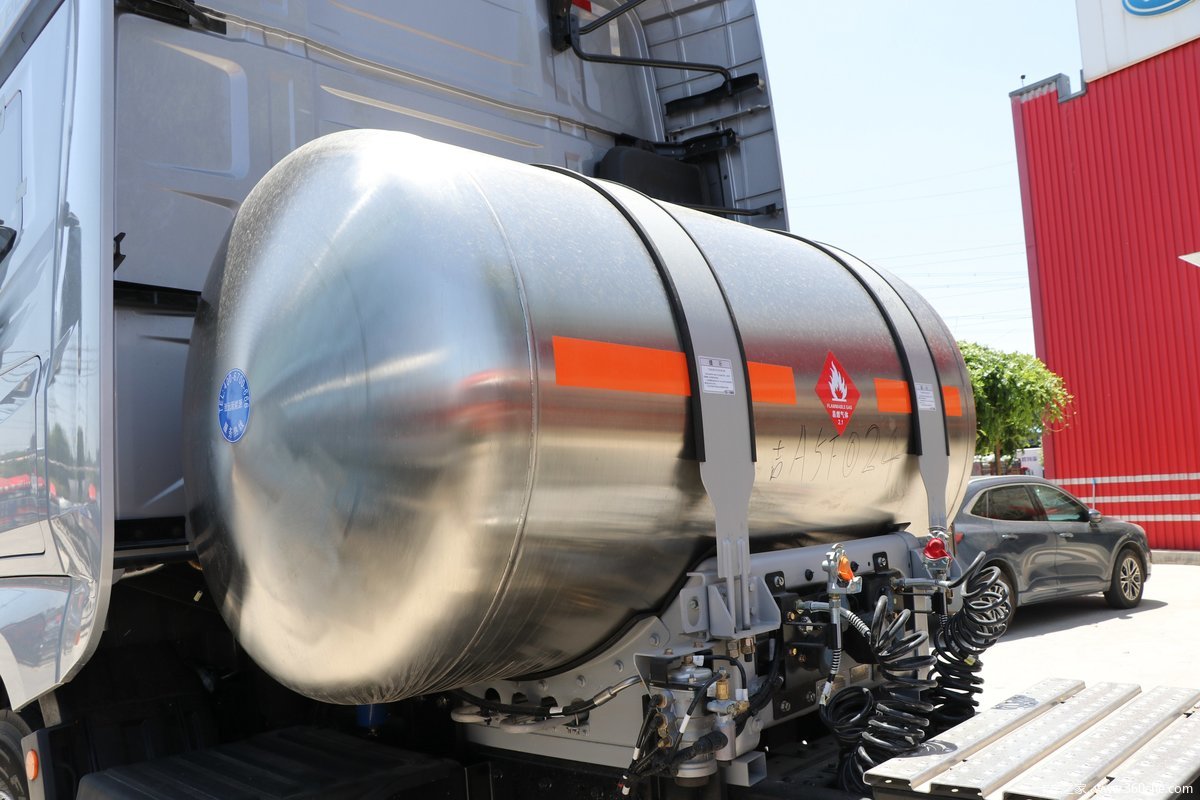 【图】一汽解放 J7重卡 600马力 6X4 LNG自动档牵引车(液缓)_实拍图片_1889513_卡车之家