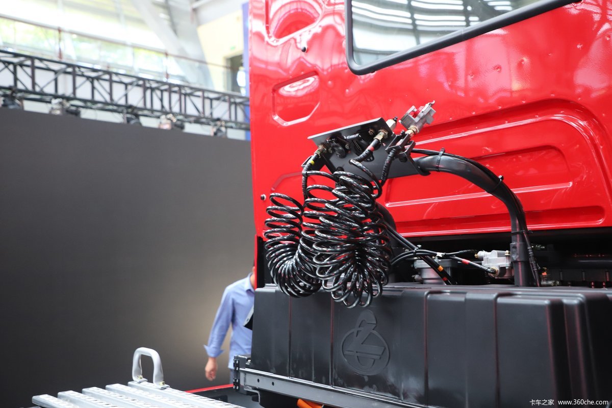 【图】东风柳汽 乘龙H7重卡 6X4 纯电动换电牵引车513kWh_实拍图片_1905652_卡车之家