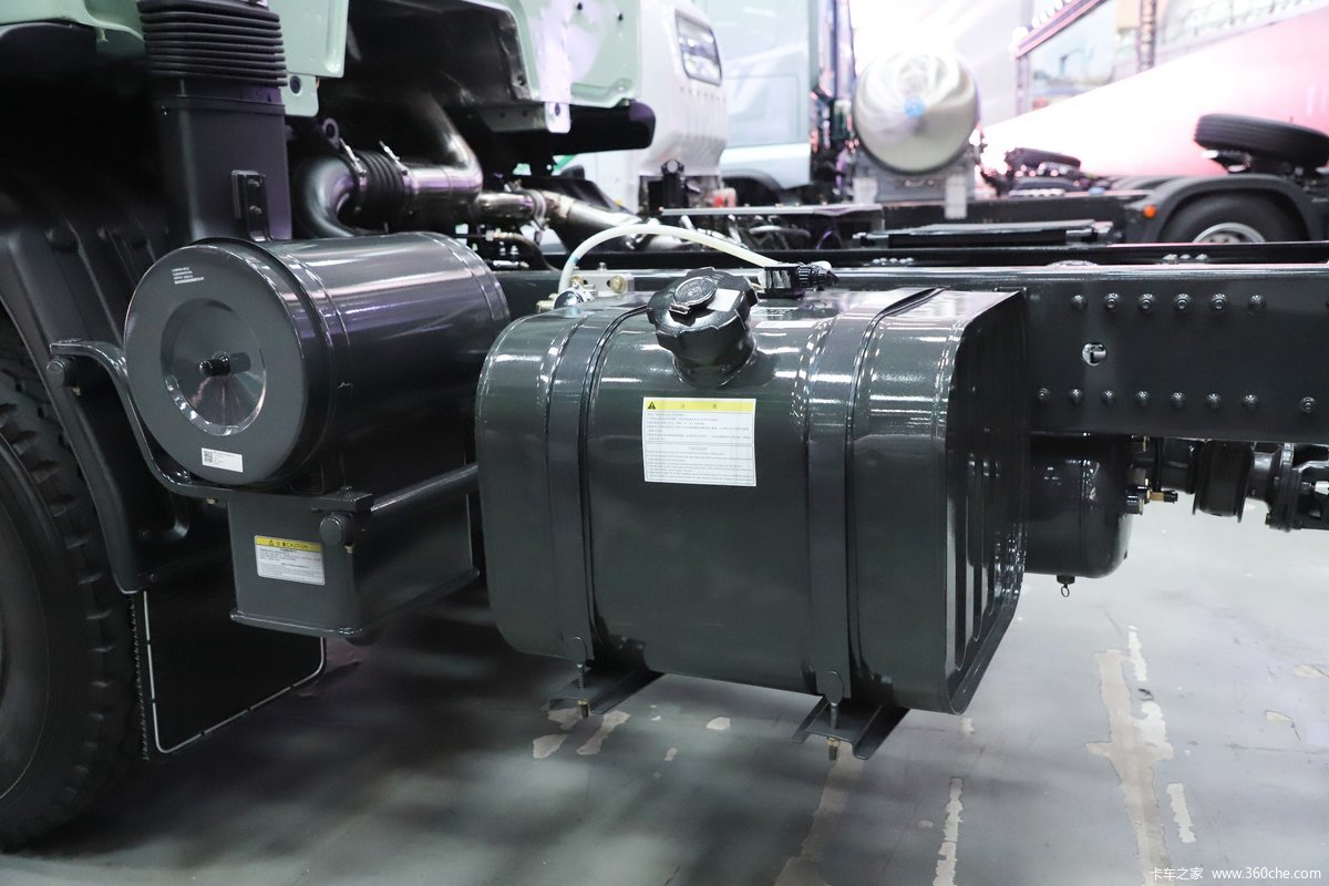 【图】东风柳汽 新乘龙M3 200马力 4X2 4.5米自卸车(LZ3160M3AC2)_实拍图片_1906262_卡车之家