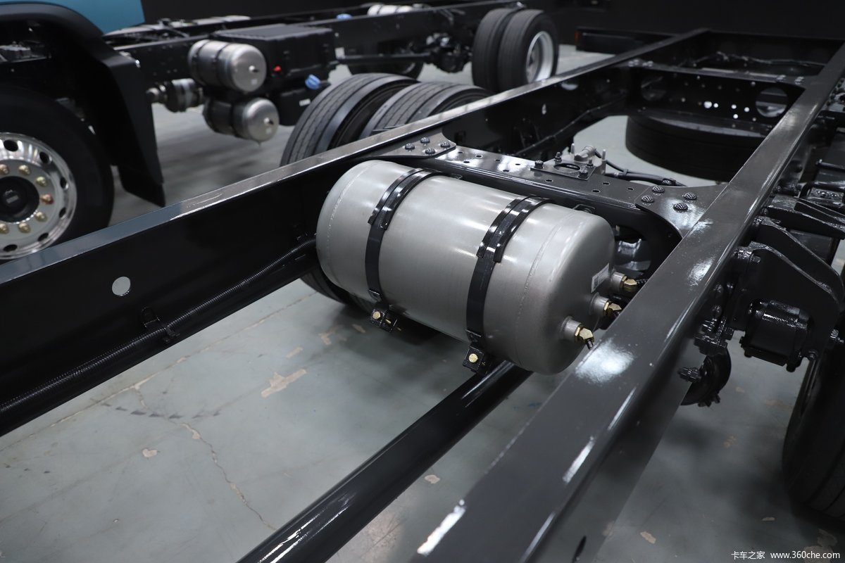 【图】东风柳汽 乘龙H5 300马力 4X2 6.8米仓栅式载货车(LZ5180CCYH5AC1)_实拍图片_1907566_卡车之家