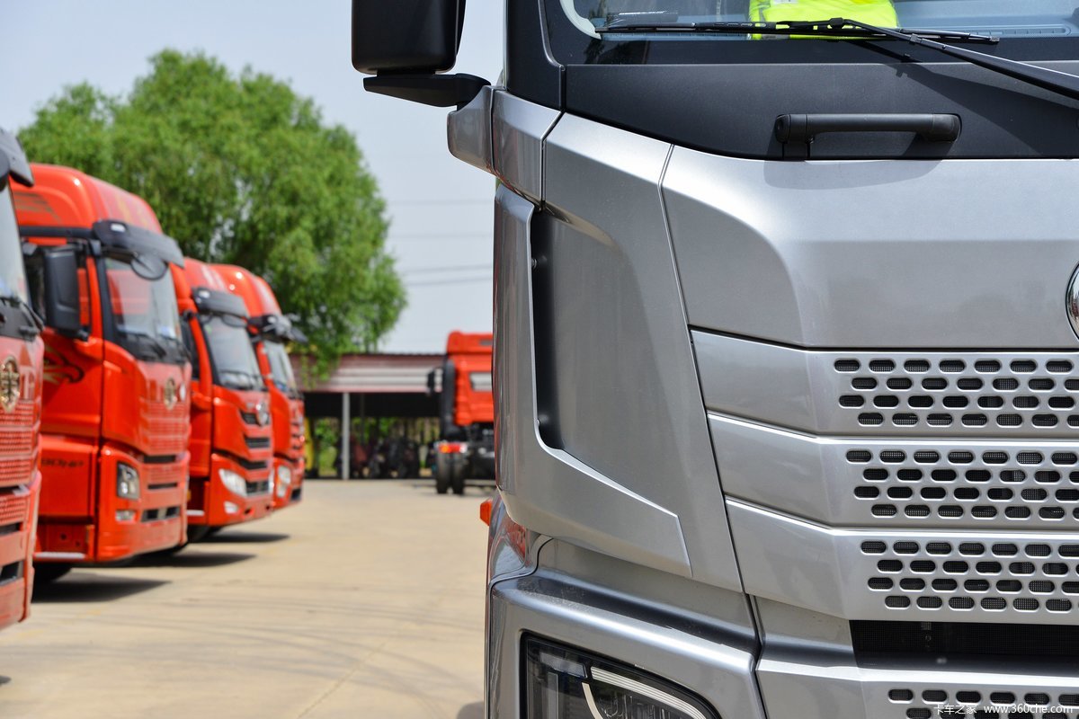 【图】青岛解放 JH6重卡 智享版 560马力 6X4 LNG自动档牵引车(液缓)_实拍图片_1912405_卡车之家