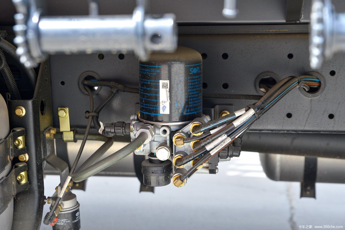 【图】一汽解放 J6G 320马力 4X2 6.75米仓栅式载货车(一汽解放10档)(CA5171CCYP62K1L4E6)_实拍图片 ...