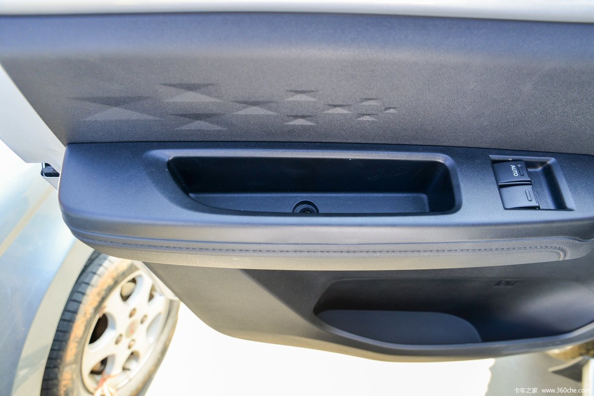 【图】东风小康 D72L 2015款LV0 1.6L 122马力 汽油 2.98米双排栏板微卡(DXK1031NC12HL)_实拍图片_1917737_卡车之家