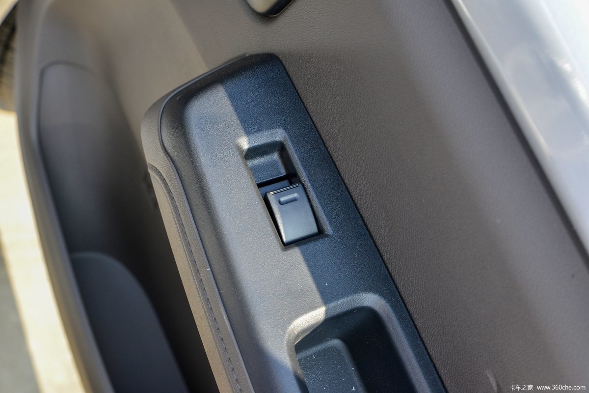 【图】东风小康 创富牛卡 LV0 1.6L 122马力 汽油 3.07米单排厢式微卡(DXK5030XXYC40HL)_实拍图片_1858837_卡车之家