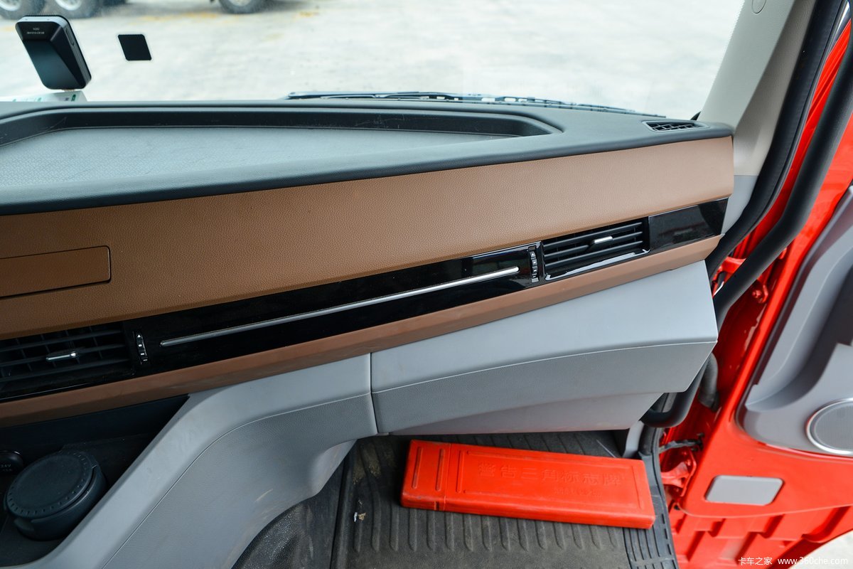 【图】东风商用车 天龙旗舰KX 王者版 580马力 6X4 LNG自动档牵引车(液缓)(DFH4250D13)_实拍图片_1921895_卡车之家