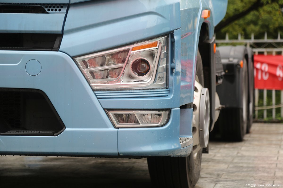 【图】一汽解放 J7重卡 经典版 530马力 6X4 LNG自动档牵引车(CA4250P77M26T1E6)_实拍图片_1929362_卡车之家