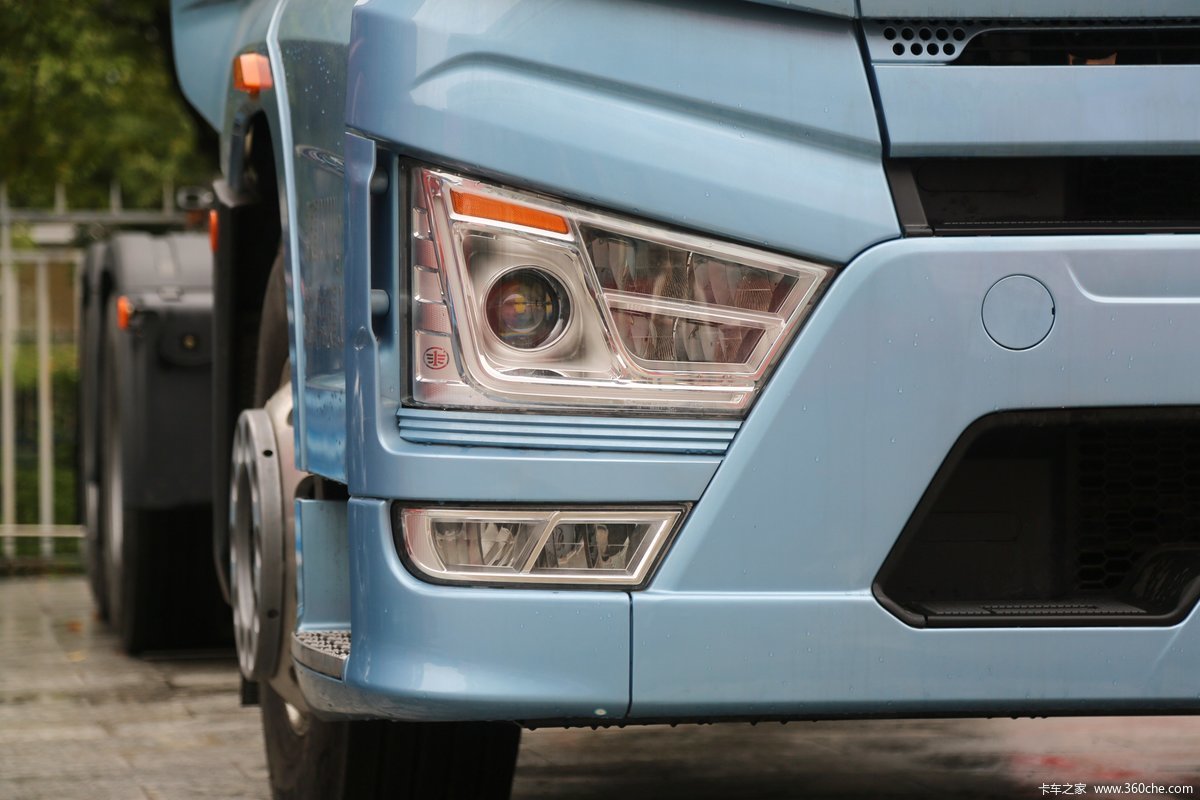 【图】一汽解放 J7重卡 经典版 530马力 6X4 LNG自动档牵引车(CA4250P77M26T1E6)_实拍图片_1929361_卡车之家