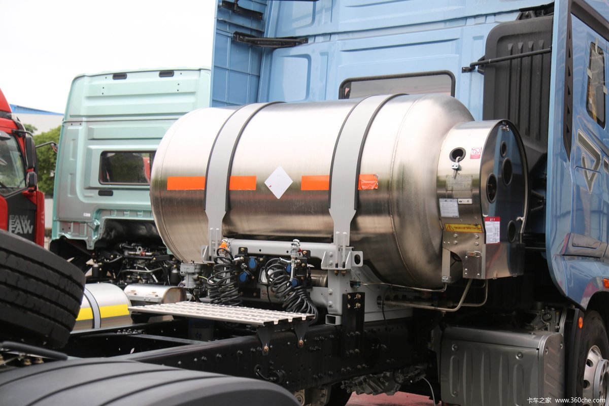 【图】一汽解放 J7重卡 经典版 530马力 6X4 LNG自动档牵引车(CA4250P77M26T1E6)_实拍图片_1929422_卡车之家