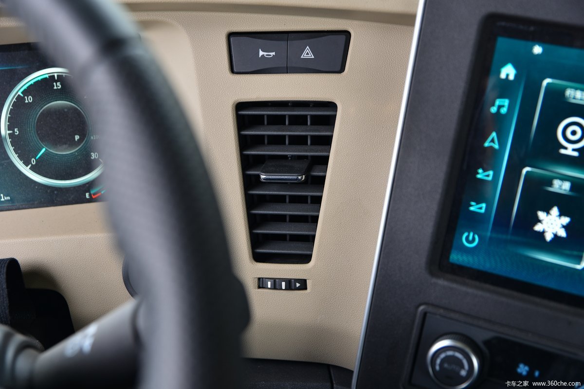 【图】东风商用车 天龙旗舰KX 嵘耀版 520马力 6X4 牵引车(速比3.64)(DFH4250C9)_实拍图片_1932913_卡车之家