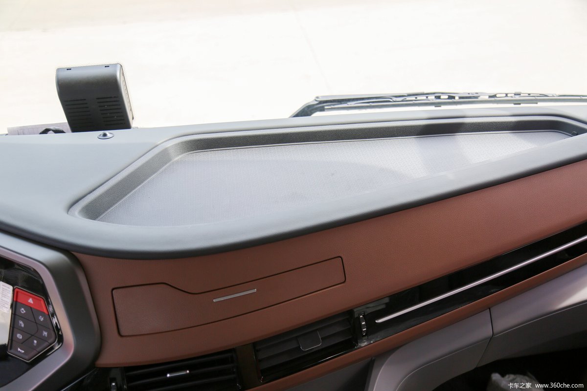 【图】东风商用车 天龙旗舰GX 580马力 6X4 LNG自动档牵引车(液缓)(DFH4250DX13)_实拍图片_1942053_卡车之家