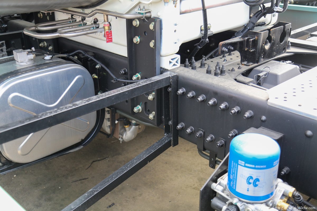 【图】东风商用车 天龙旗舰GX 580马力 6X4 LNG自动档牵引车(液缓)(DFH4250DX13)_实拍图片_1942130_卡车之家