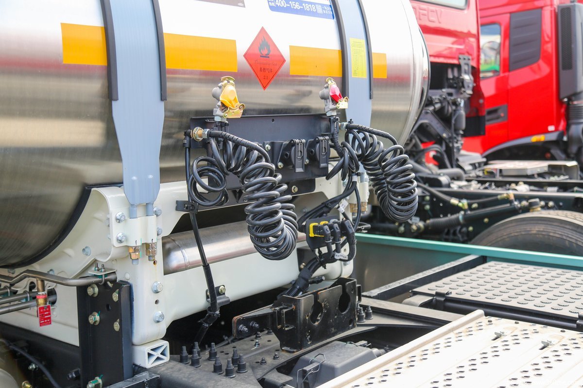 【图】东风商用车 天龙旗舰GX 580马力 6X4 LNG自动档牵引车(液缓)(DFH4250DX13)_实拍图片_1942130_卡车之家