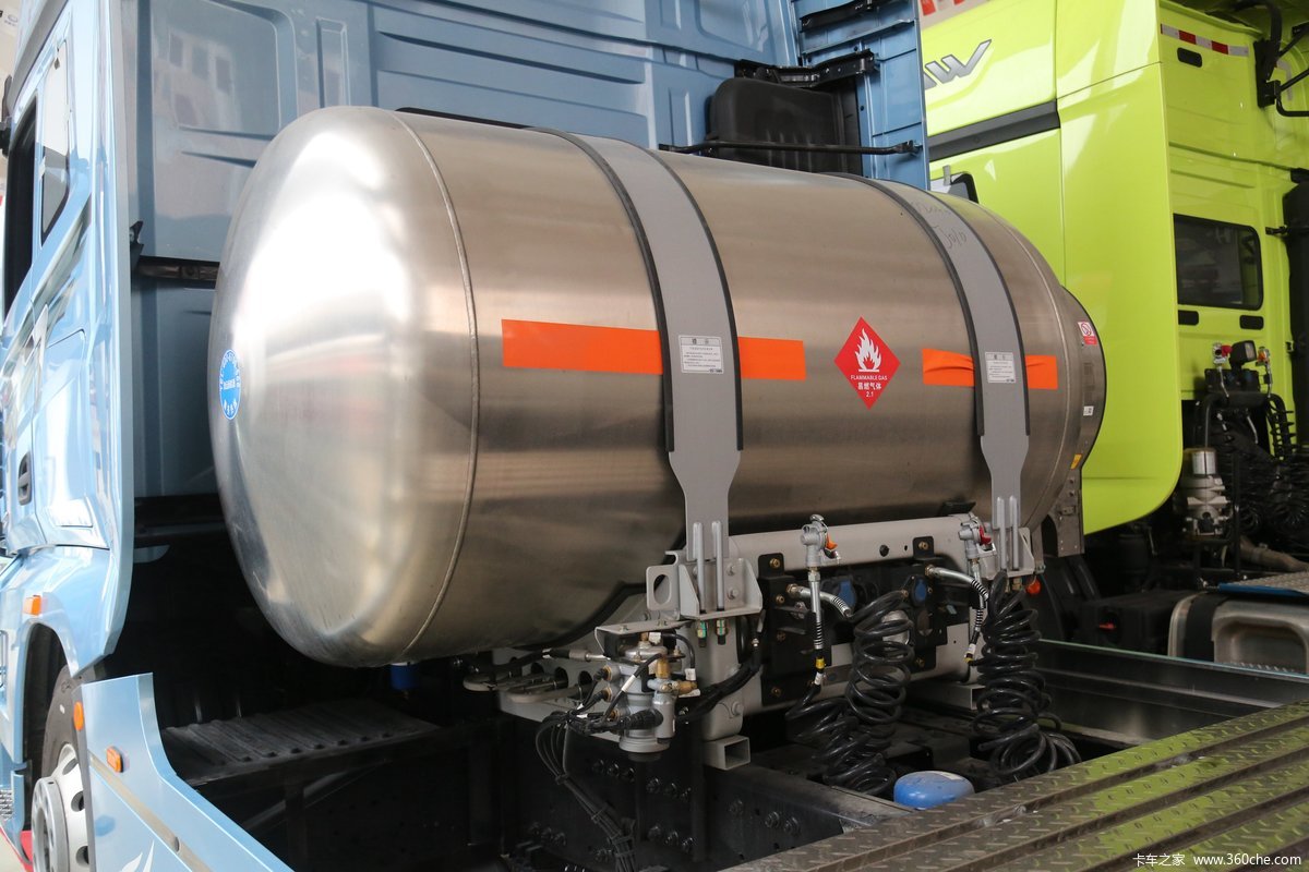 【图】一汽解放 J7重卡 600马力 6X4 LNG自动档牵引车(液缓)(465后桥)(CA4250P77M26T1E6)_实拍图片_1942675_卡车之家