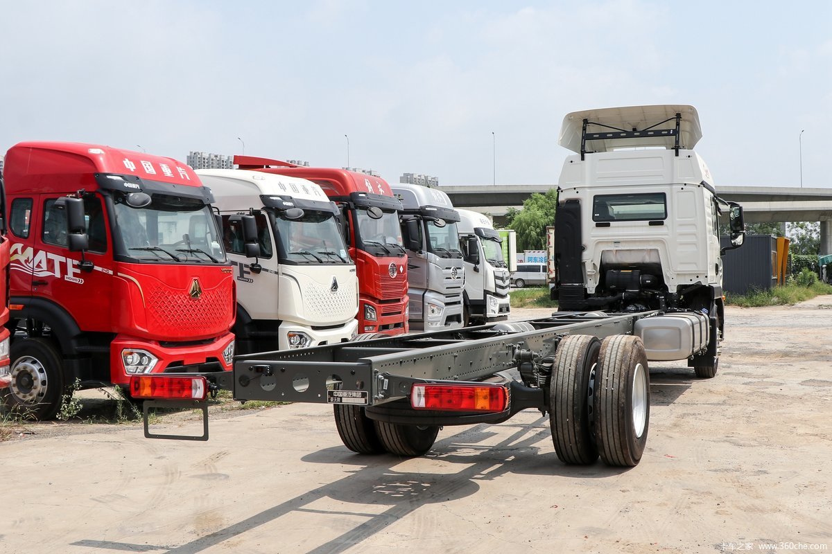 【图】中国重汽 HOWO TX7 PRO 290马力 4X2 9.6米AMT自动档厢式载货车(ZZ5187XXYN711GF11)_实拍图片_1978499_卡车之家